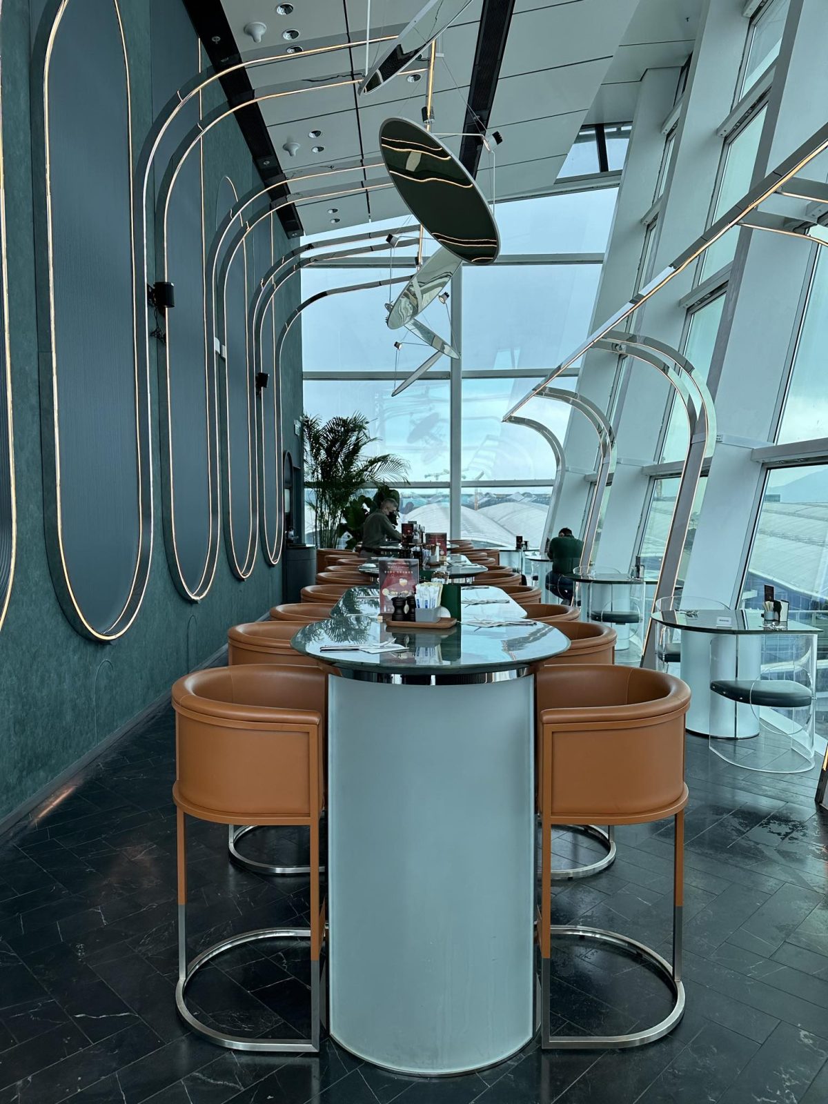 【AE Explorer 貴賓室】可以帶人? 1年8次免費入機場Lounge攻略+首年免年費 | 里先生 Mr. Miles