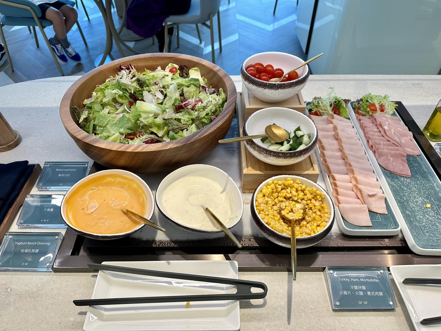 【Kyra Lounge體驗報告】香港機場最新貴賓室！高質少人！信用卡送的Priority Pass或LoungeKey可免費入！ | 里先生 ...